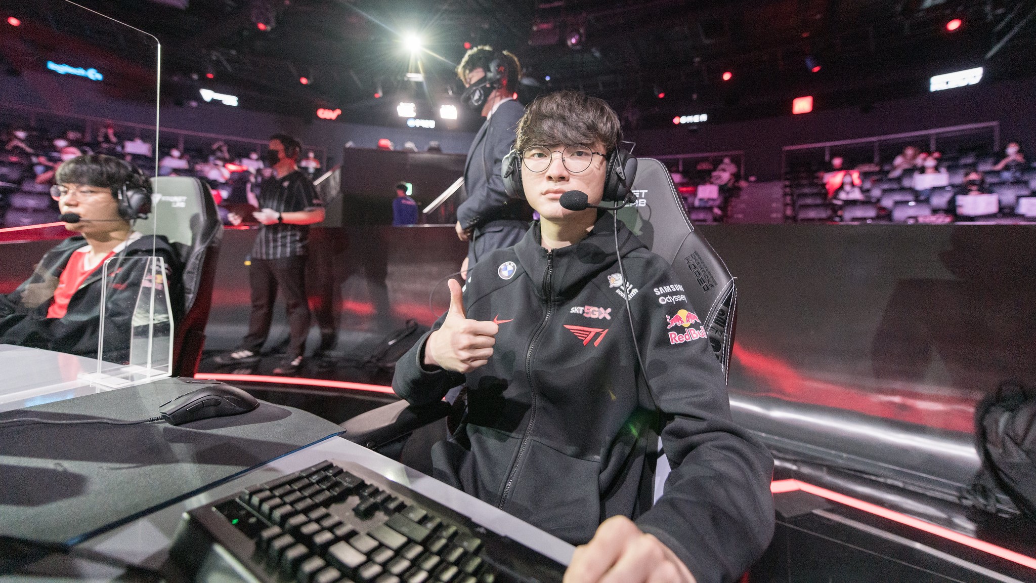 DFM Evi's thumbs up poses at Worlds outshine Faker's by a mile | ONE Esports