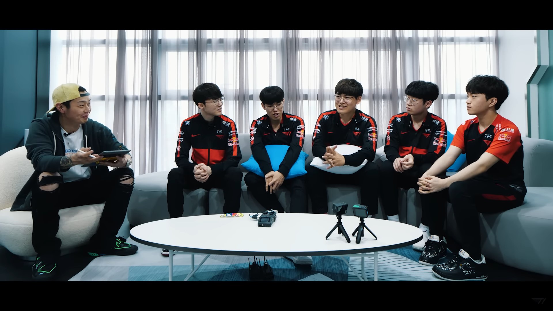 T1 adds graffiti, tiger stripes, and 20-0 to new BMW team car | ONE Esports