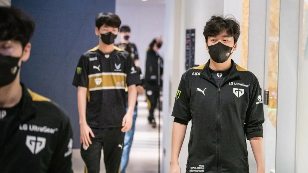 คะแนนโค้ช Gen.G ในรอบชิงชนะเลิศ LCK Summer: 'ฉันเชื่อว่าเราสามารถเอาชนะ T1 3-0 ได้'