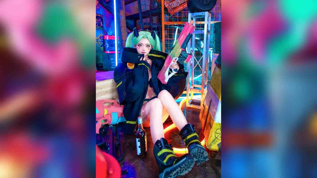 SeeU's Rebecca cosplay charms with chaotic cyberpunk energy | ONE Esports