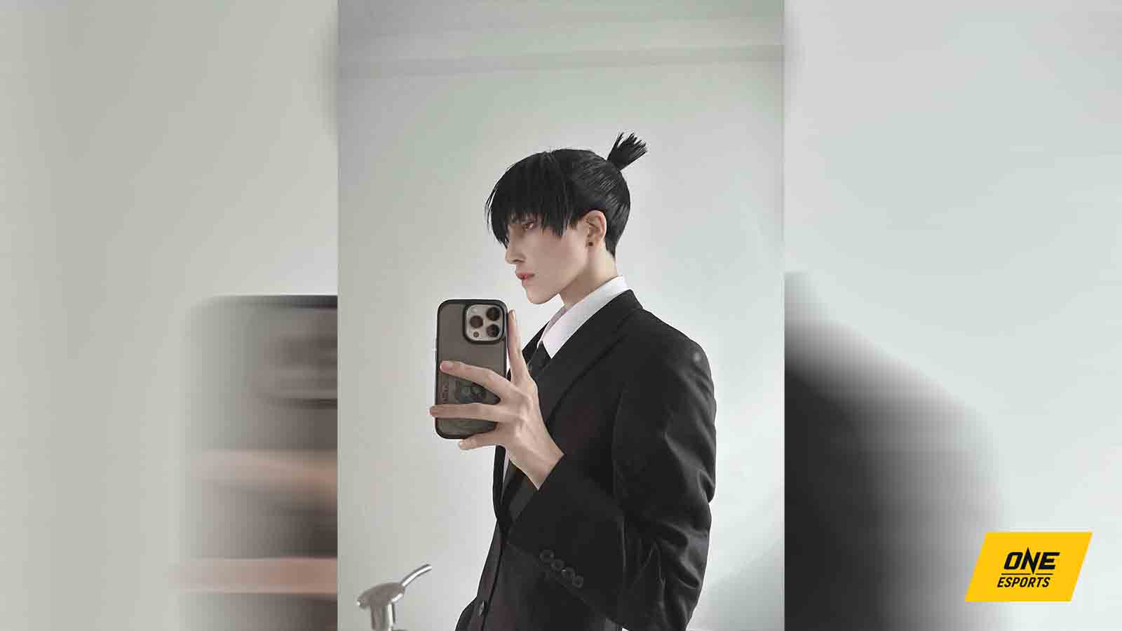 Aki cosplay from Chainsaw Man leaves us barking at the moon | ONE Esports