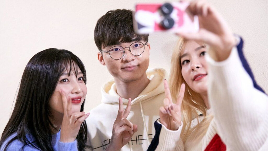 7 esports players who love K-pop as much as we d | ONE Esports