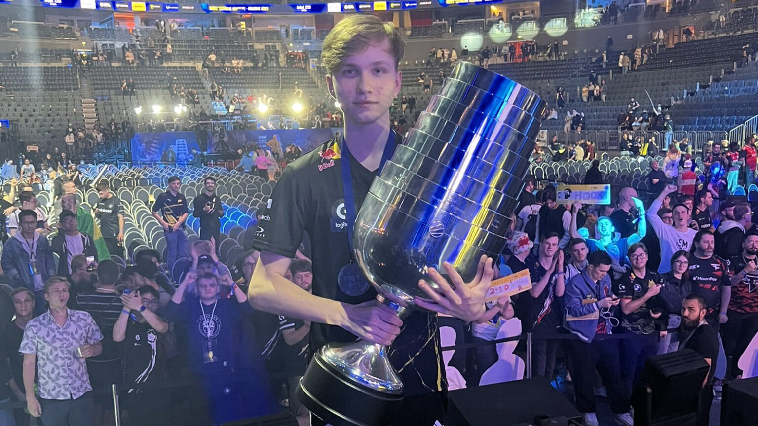 M0NESY setup: Complete pro gear, mouse, keyboard, monitor | ONE Esports