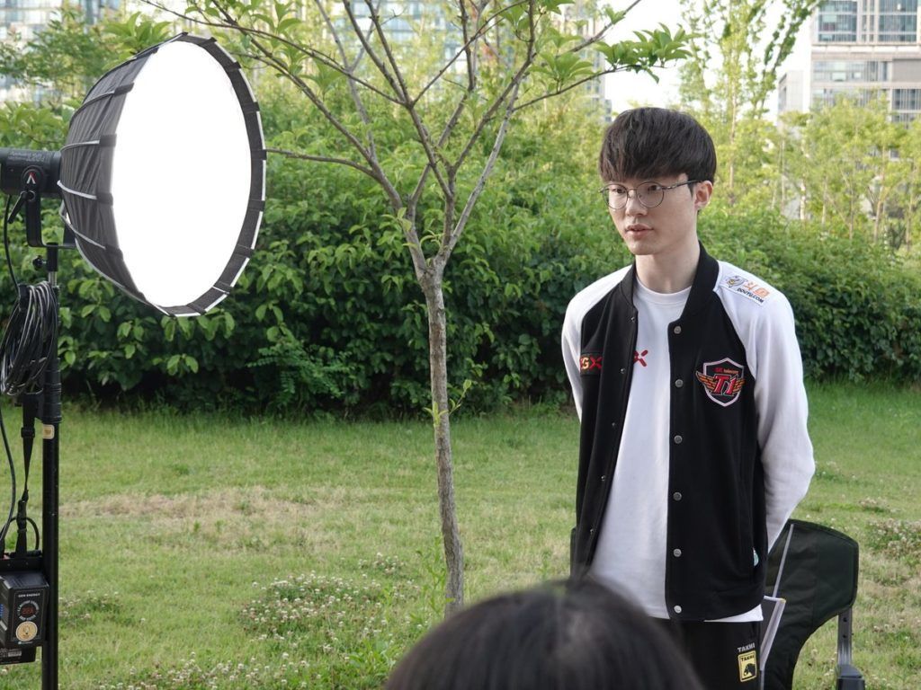 Faker is back in the mid-lane spotlight with this insane play against ...