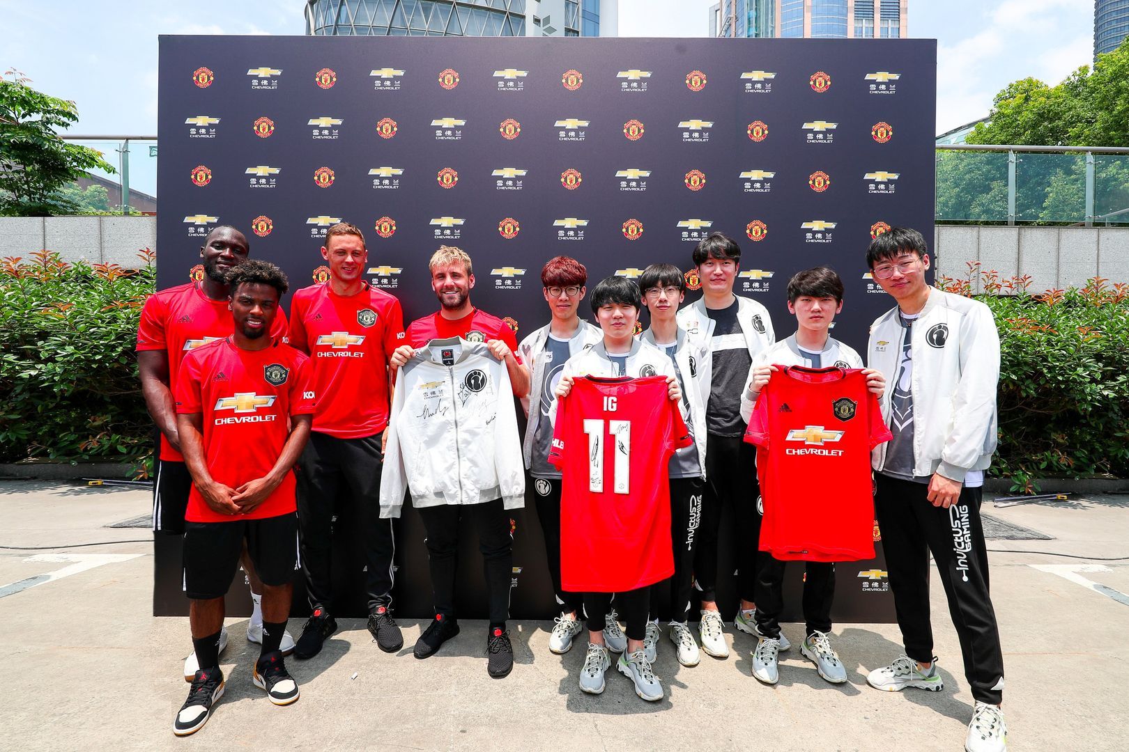 Esports champions Invictus Gaming meet football victors Manchester ...