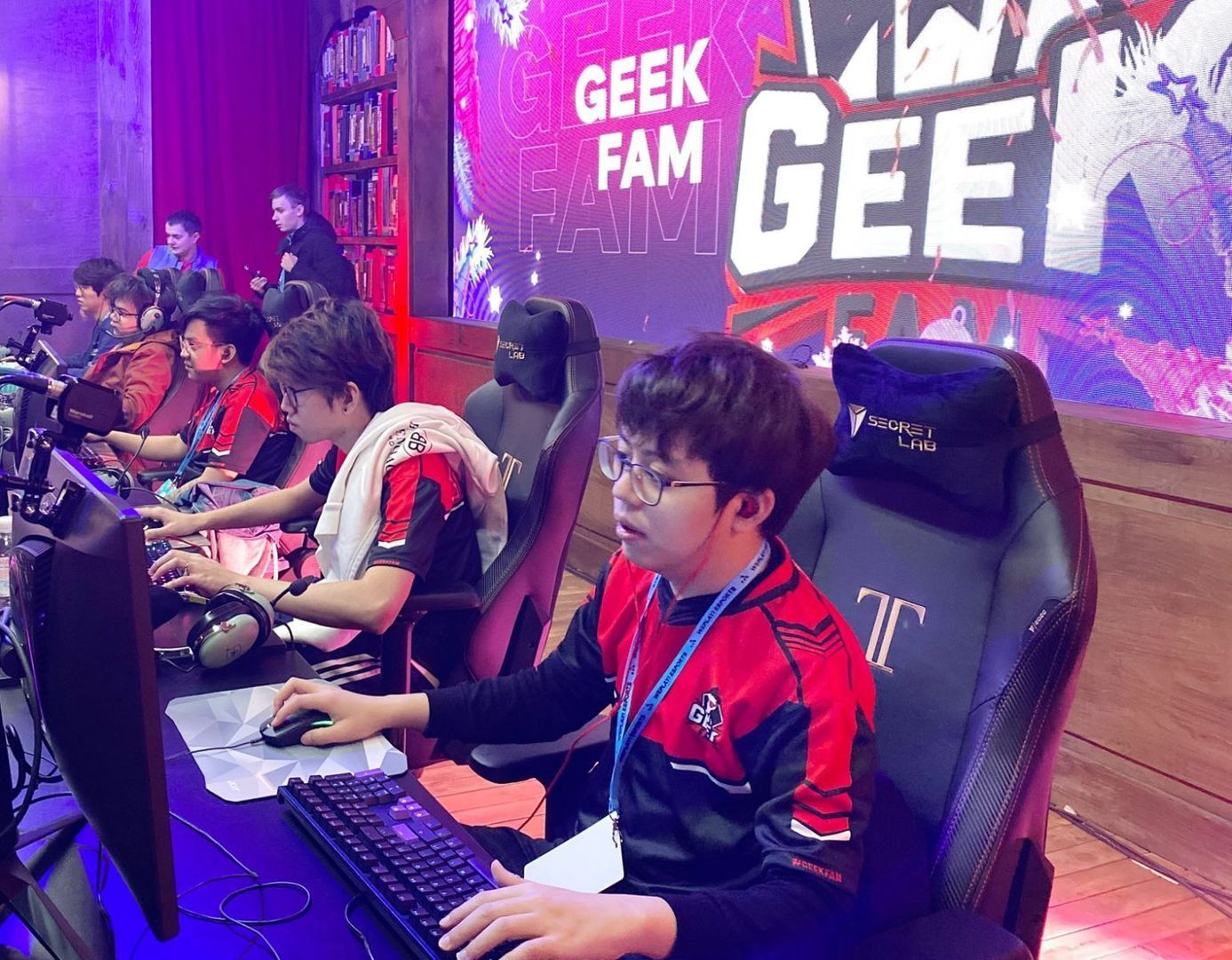 WePlay! Bukovel Minor Day 3 Upper Bracket Semifinals: Geek Fam sweep ...