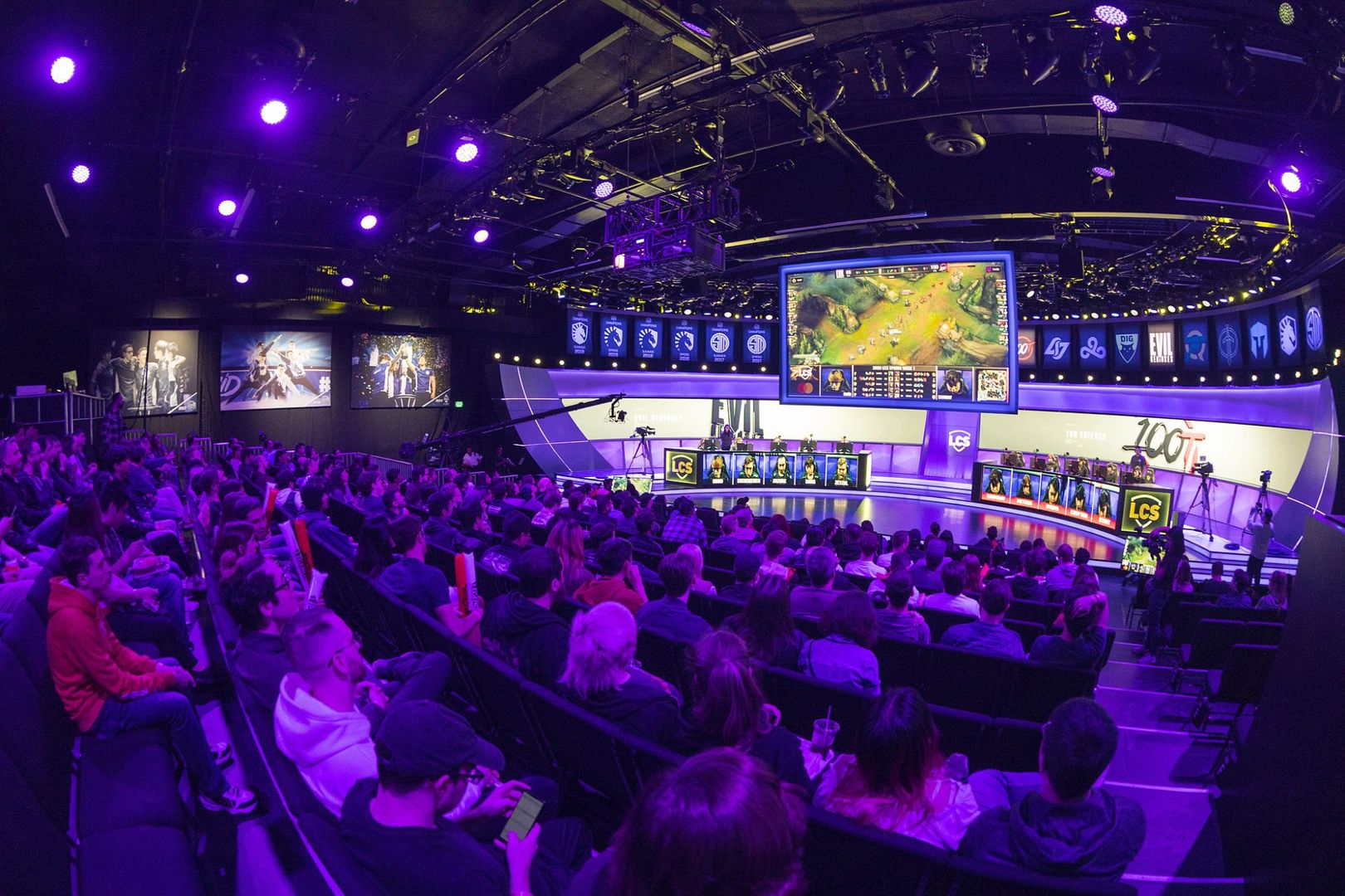 This fan spent 4M bells recreating the LCS studio in Animal Crossing ...