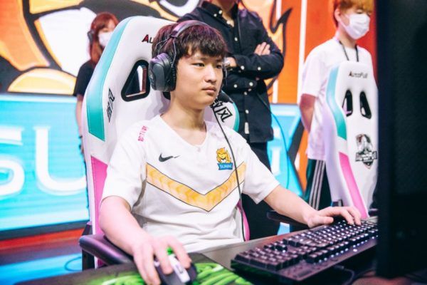 Suning's Huanfeng grew up in poverty but never gave up on his dream of going pro | ONE Esports